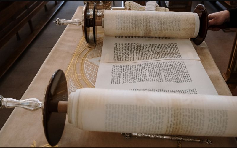 Top 7 Fascinating Facts About Torah Scrolls | Israel Travel Guide